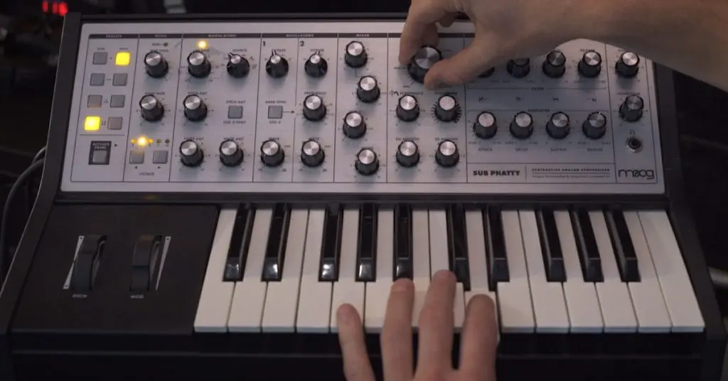 El sintetizador moog: un viaje a través del tiempo y la innovación ...